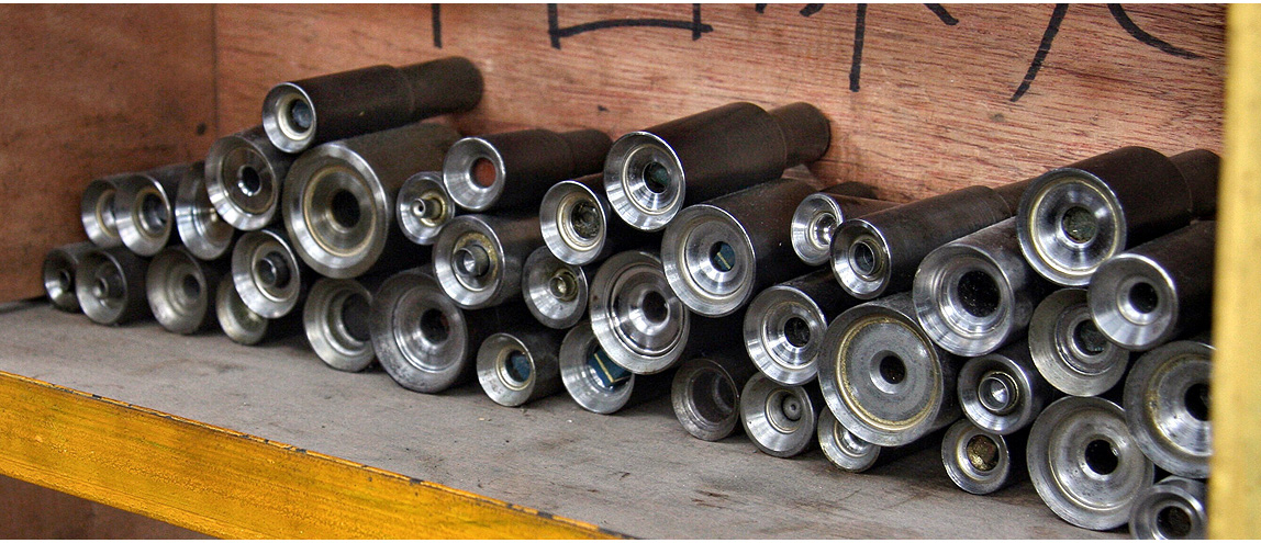 Assembling workshop for shank buttons, jeans rivets, snap fasteners ...
